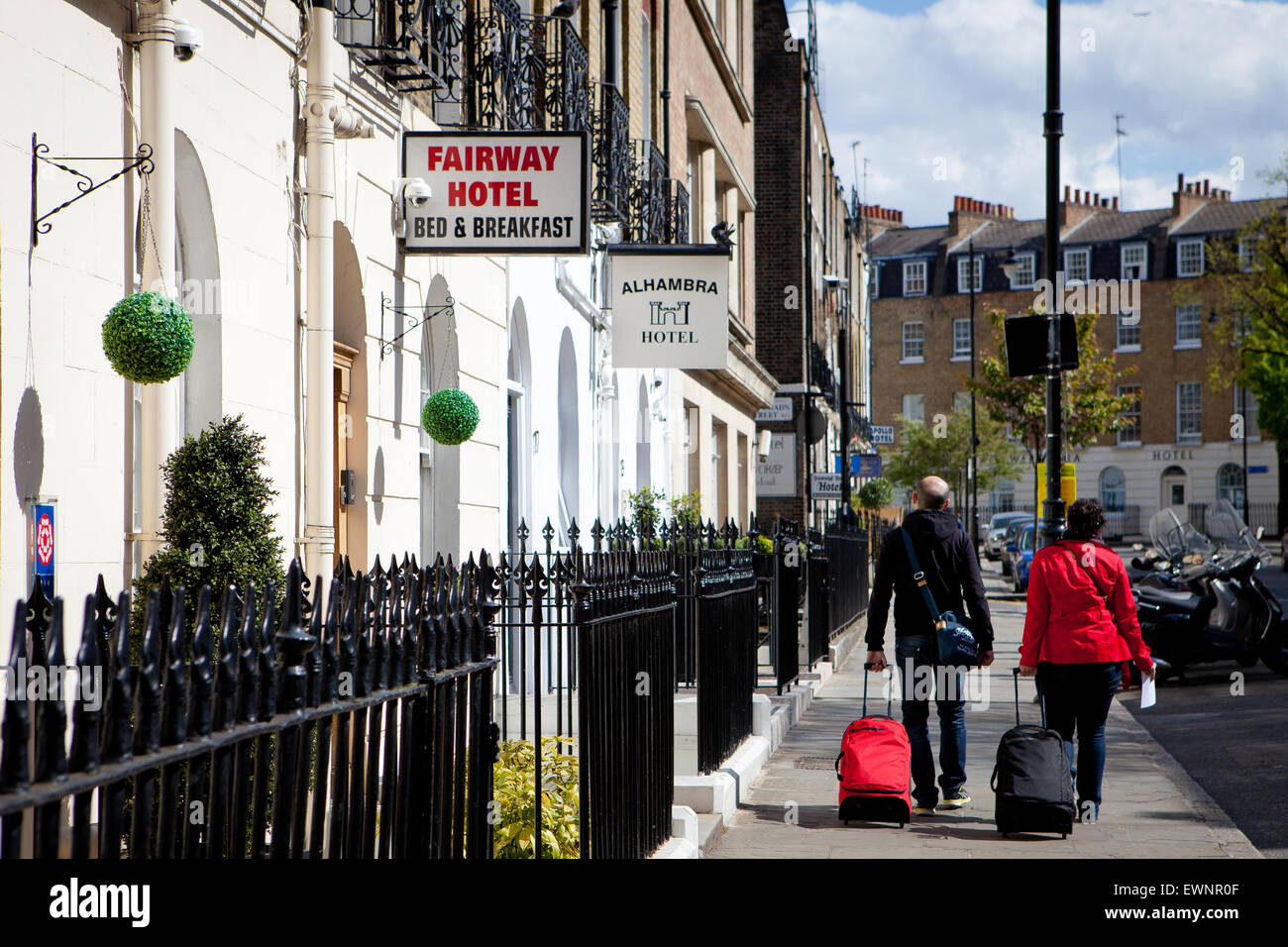 Tourists with suitcases finding a hotel in London Stock Photo - Alamy