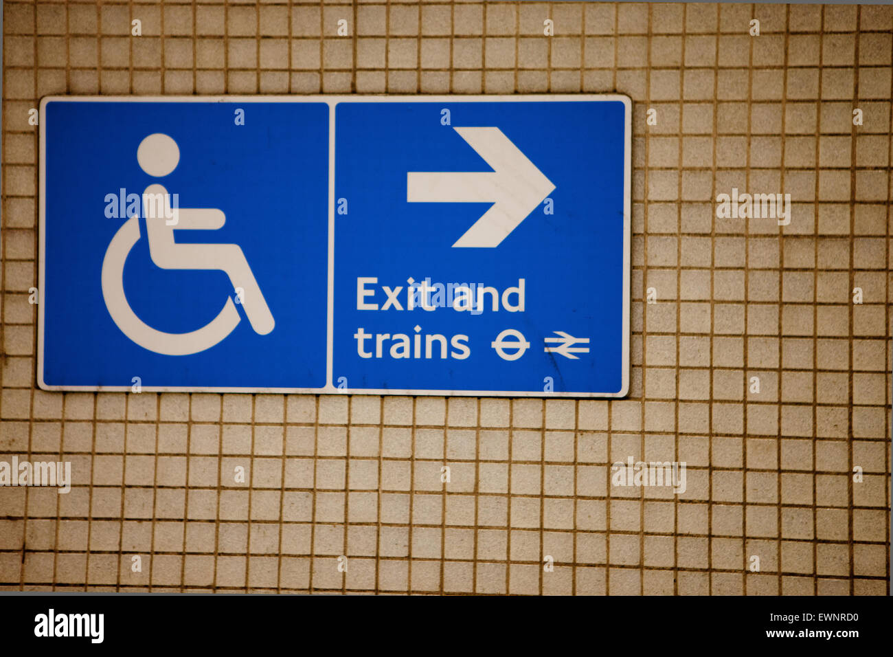 Disabled wheelchair sign hi-res stock photography and images - Alamy