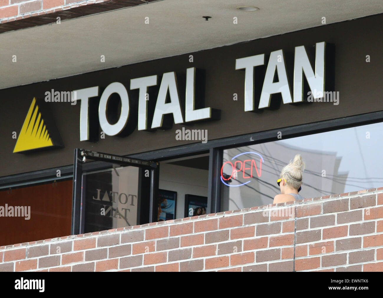 Rita Ora bares her midriff on a trip to Total Tan tanning spa on Santa ...