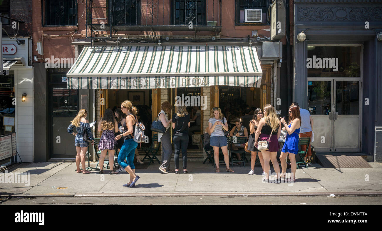 Outdoor eating soho new york hi-res stock photography and images - Alamy