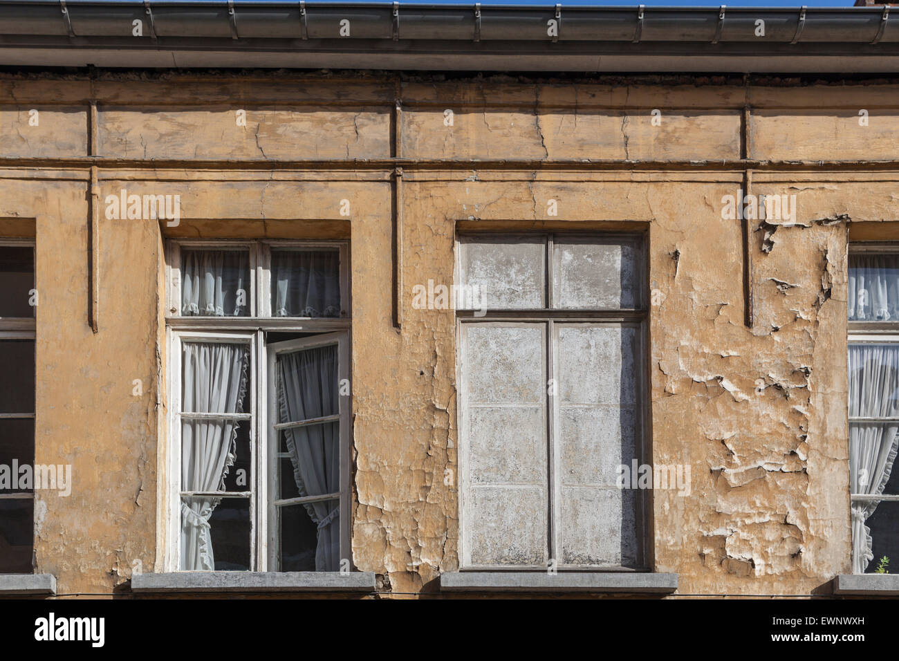 Dilapidated windows hi-res stock photography and images - Alamy