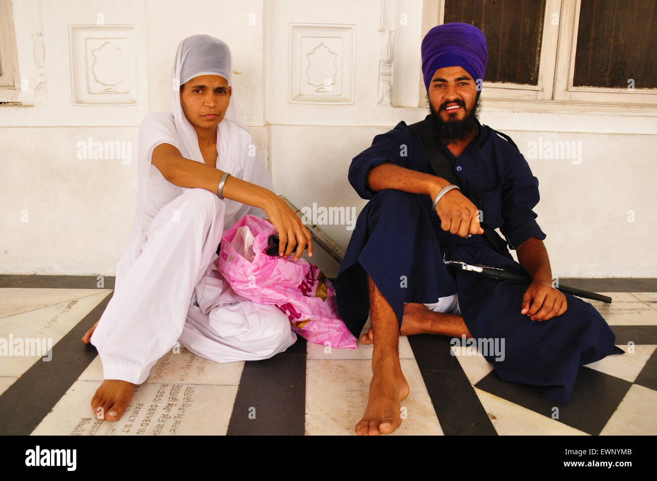 Sikh couple, Golden Temple Stock Photo - Alamy