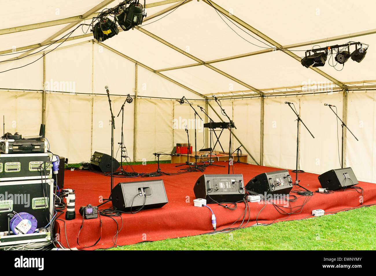 Empty festival stage hi-res stock photography and images - Alamy