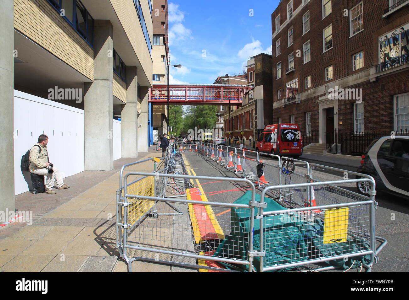 Royal birth preparations outside the Lindo Wing at St. Mary's hospital ...