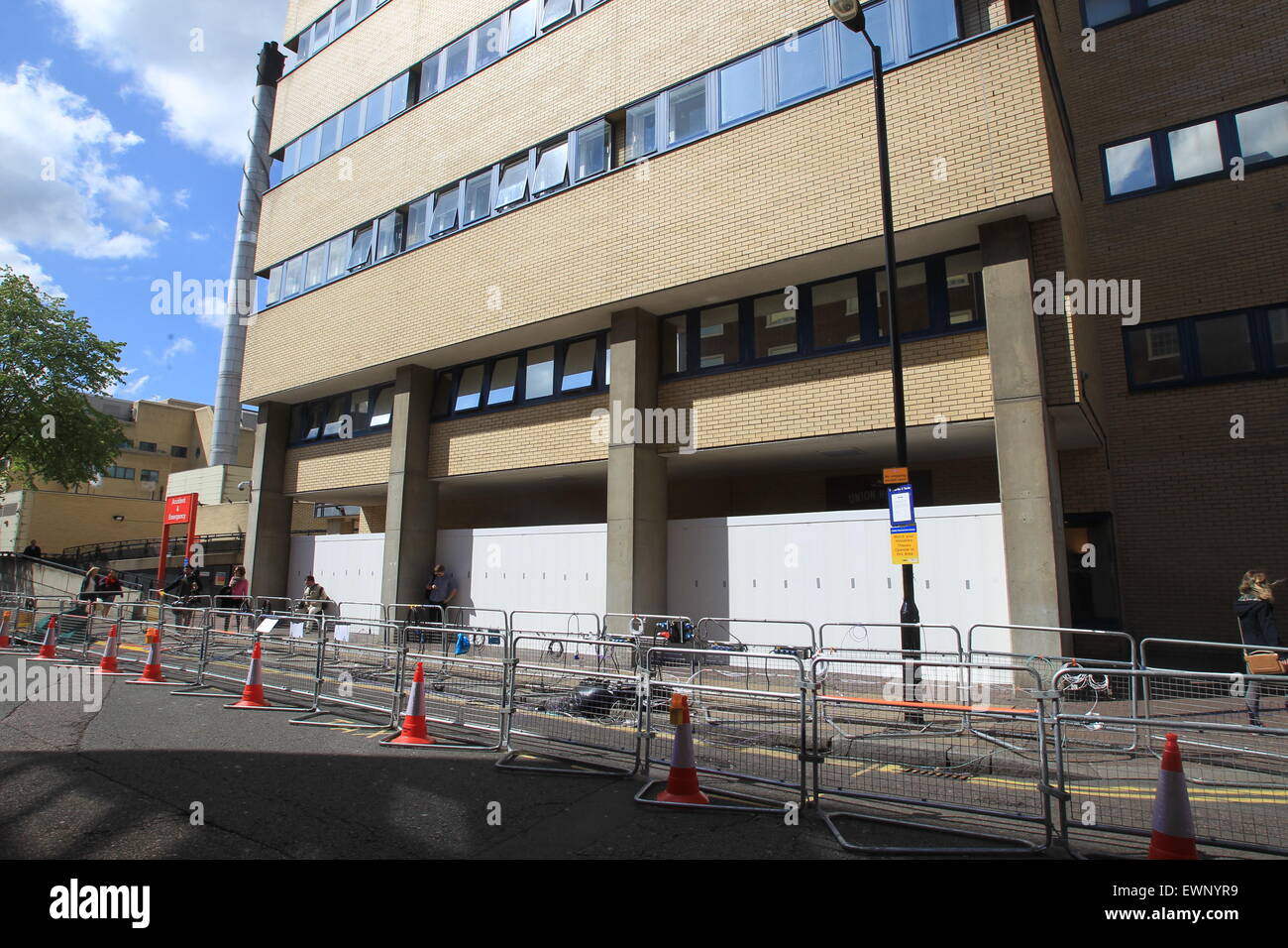 Royal birth preparations outside the Lindo Wing at St. Mary's hospital ...