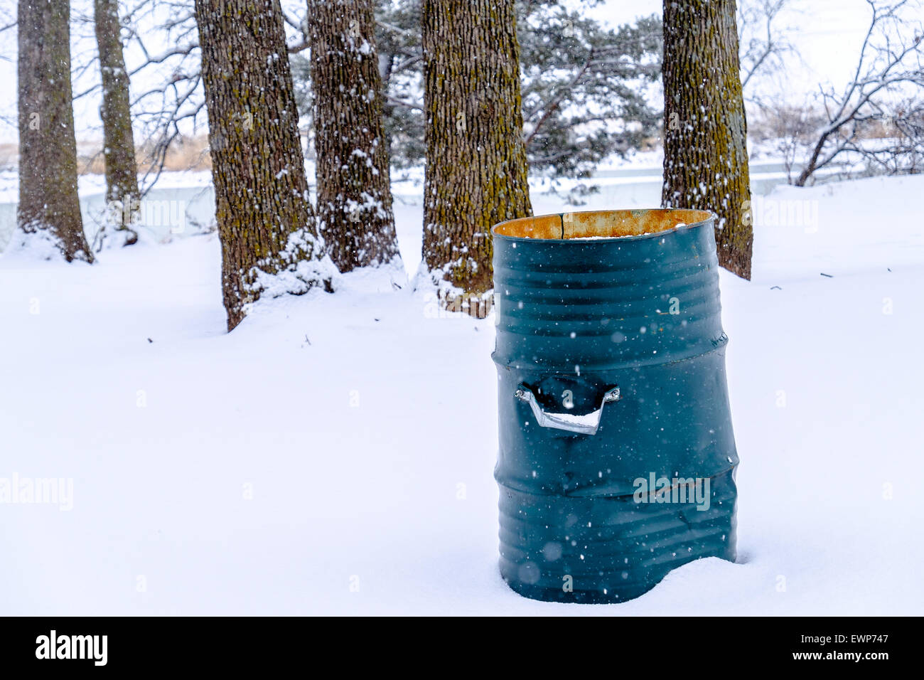 Trash barrel and trees hi-res stock photography and images - Alamy