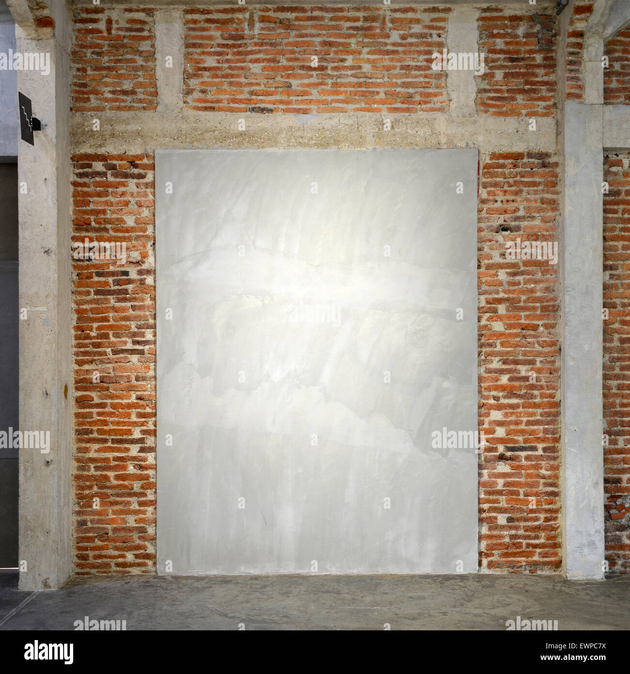 Empty on concrete wall in the old gallery Stock Photo - Alamy