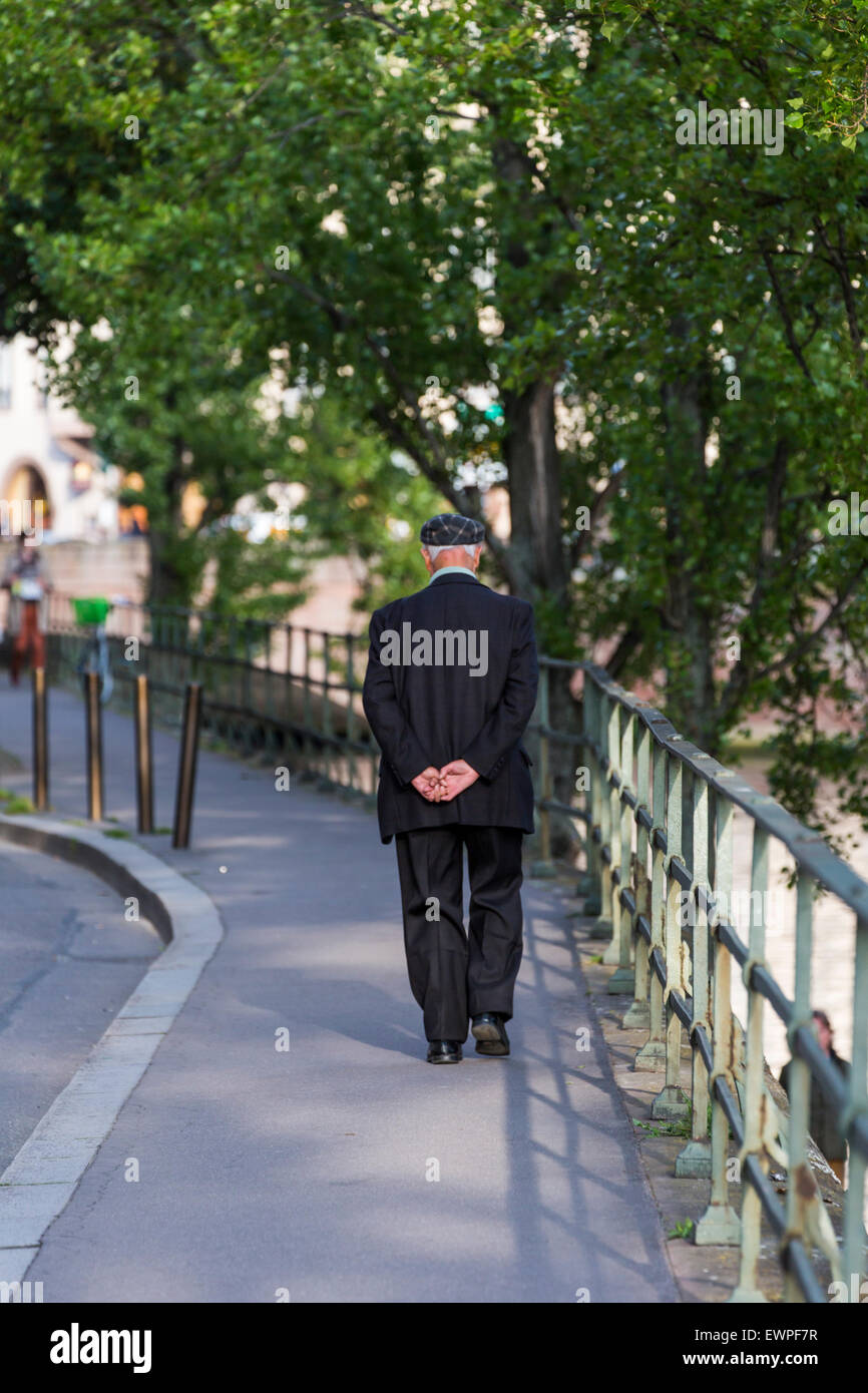 Man walking hi-res stock photography and images - Alamy