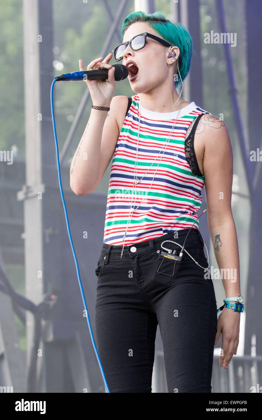 Halsey live hi-res stock photography and images - Alamy