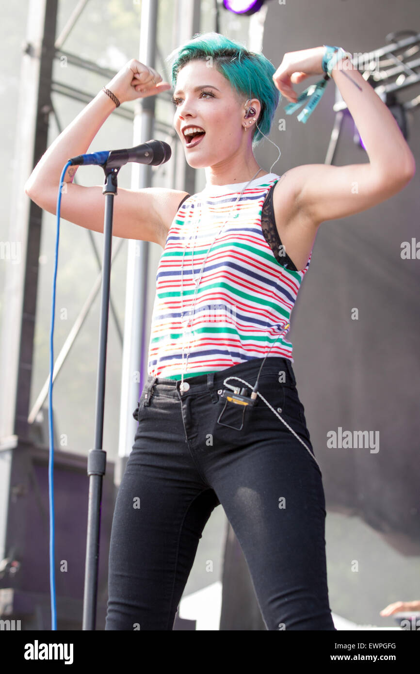Halsey singer hi-res stock photography and images - Alamy