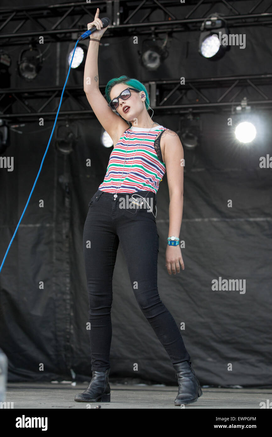 Halsey live hi-res stock photography and images - Alamy