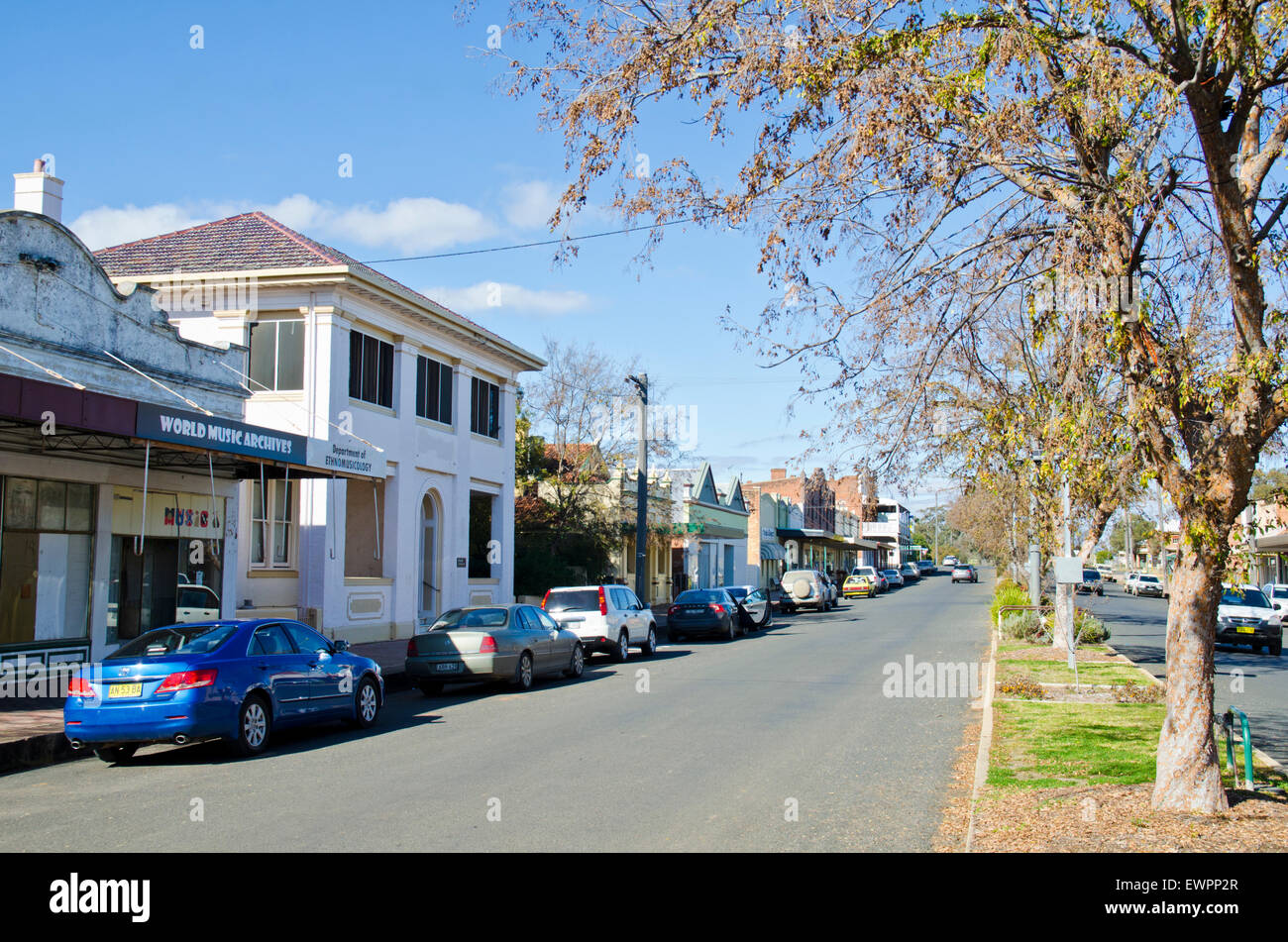 Street median hi-res stock photography and images - Alamy