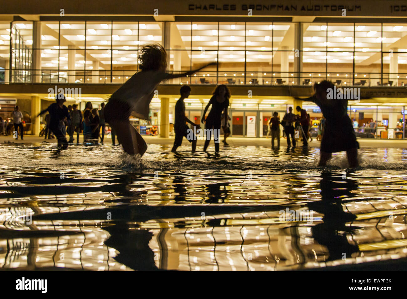 Children water silhouette hi-res stock photography and images - Alamy