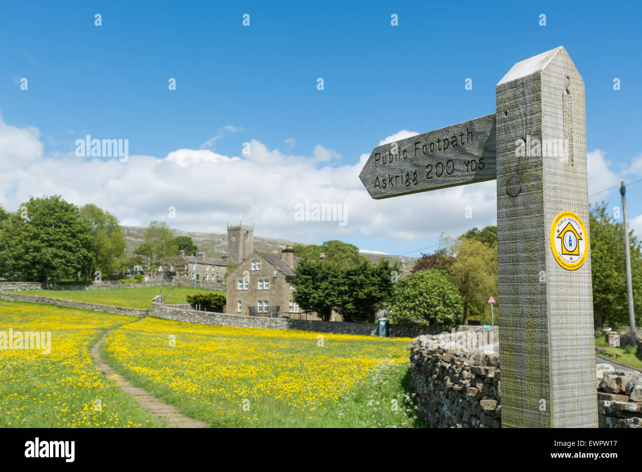 Footpath to Askrigg village in Wensleydale Stock Photo - Alamy