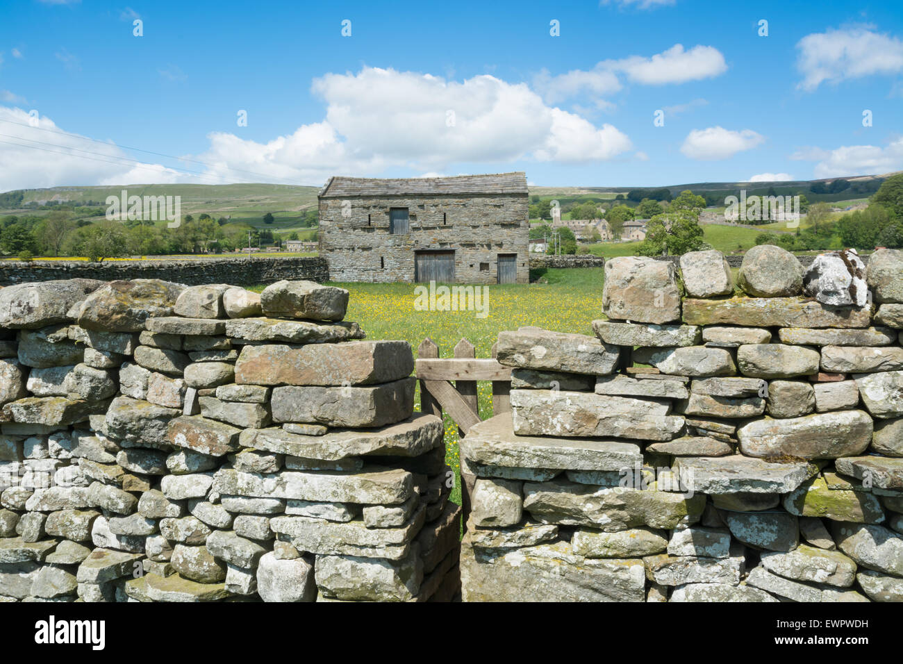Through the style to Askrigg in Wensleydale Stock Photo - Alamy