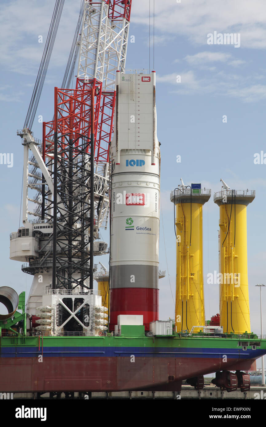 Construction vessel, 'Innovation', carrying Transition pieces in ...