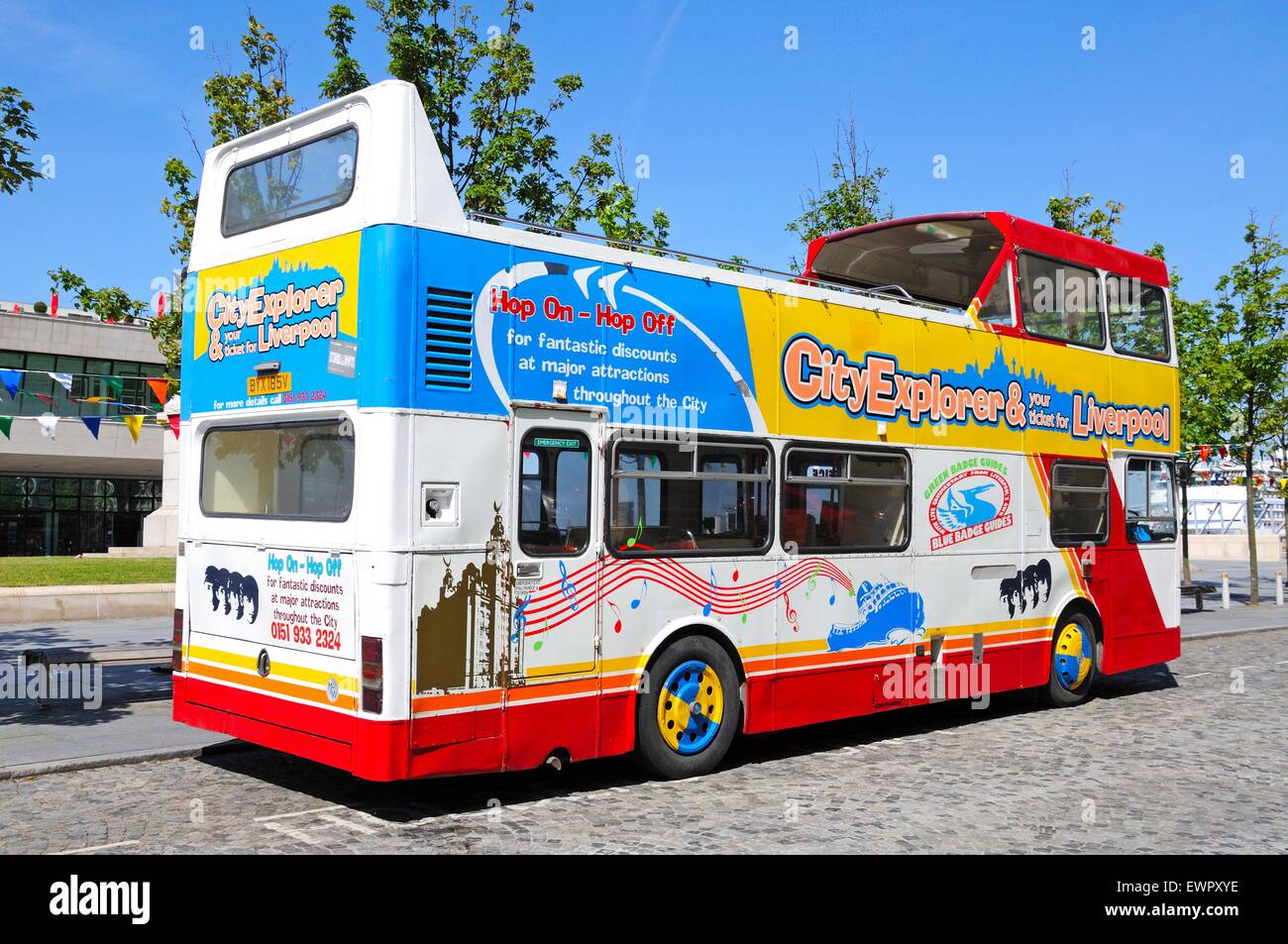 Red white bus hi-res stock photography and images - Alamy