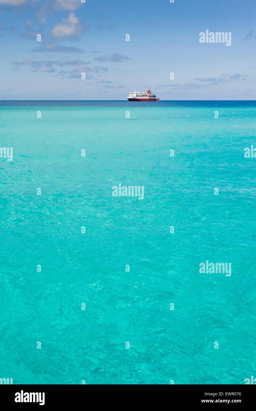 Beautiful image of a ship sailing through the ocean Stock Photo - Alamy