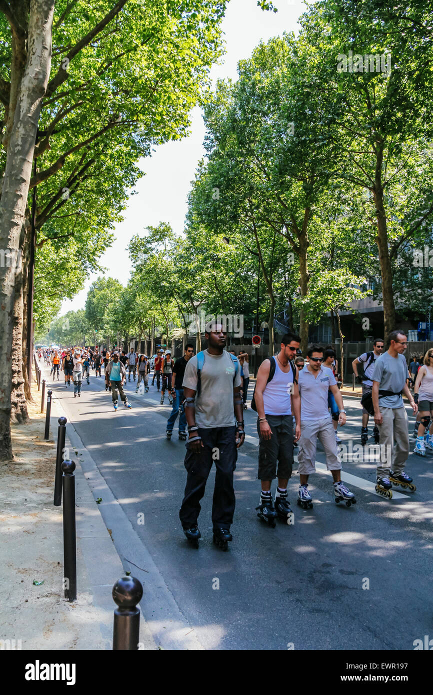 Rollerblading on Sunday afternoon in Paris, France Stock Photo - Alamy