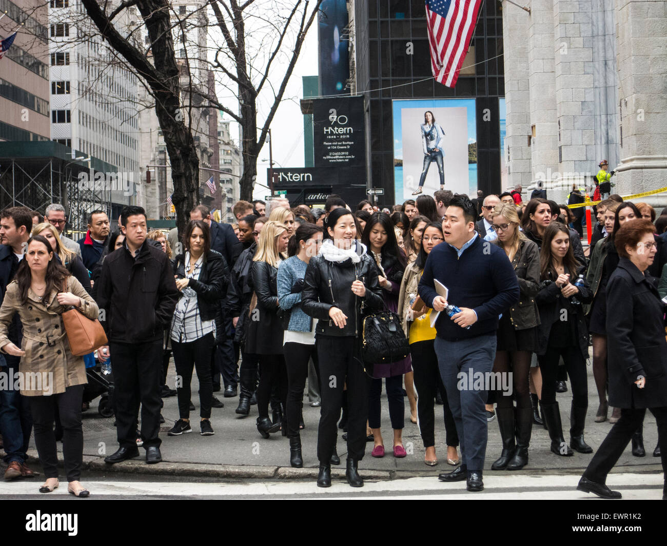 Crowed pavement on New Yorks Fifth Avenue Stock Photo - Alamy