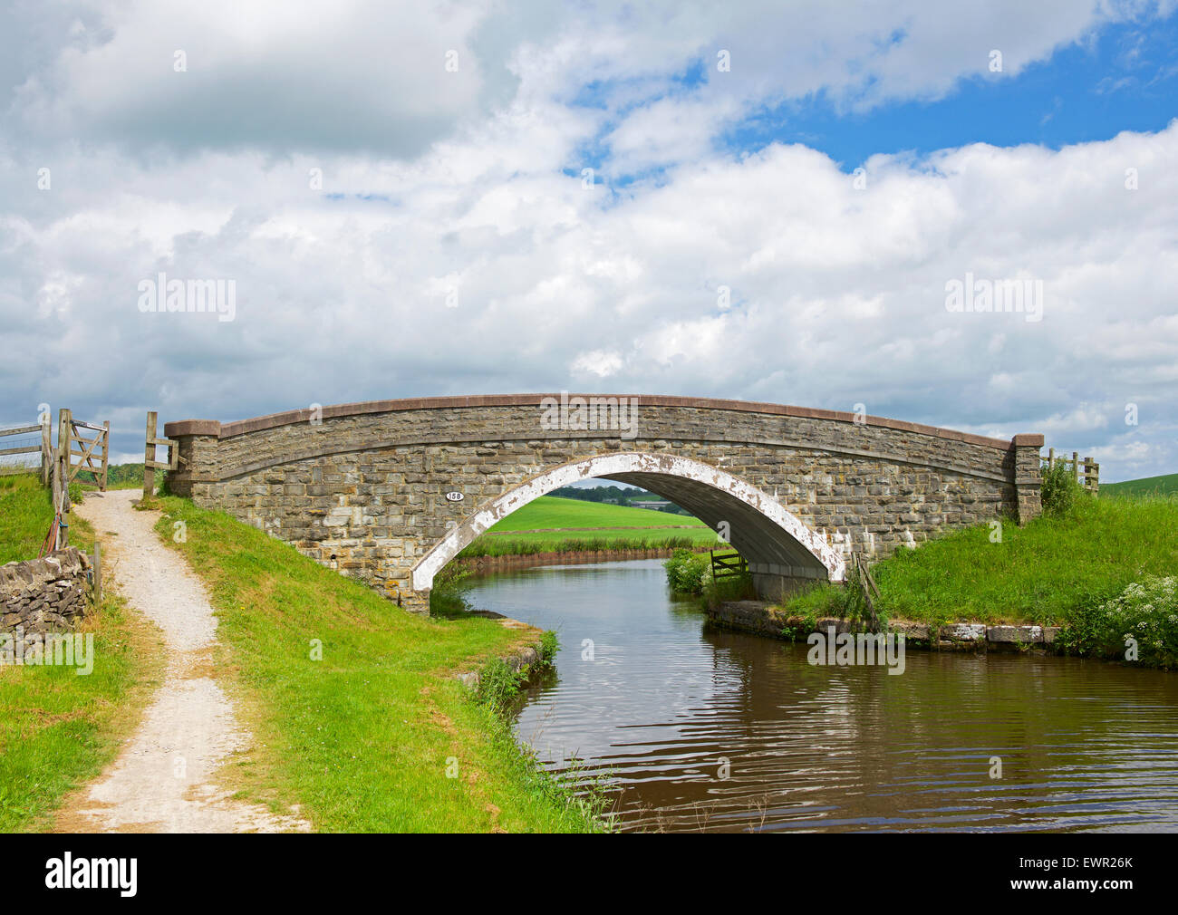 Leeds liverpool canal lancashire hi-res stock photography and images ...