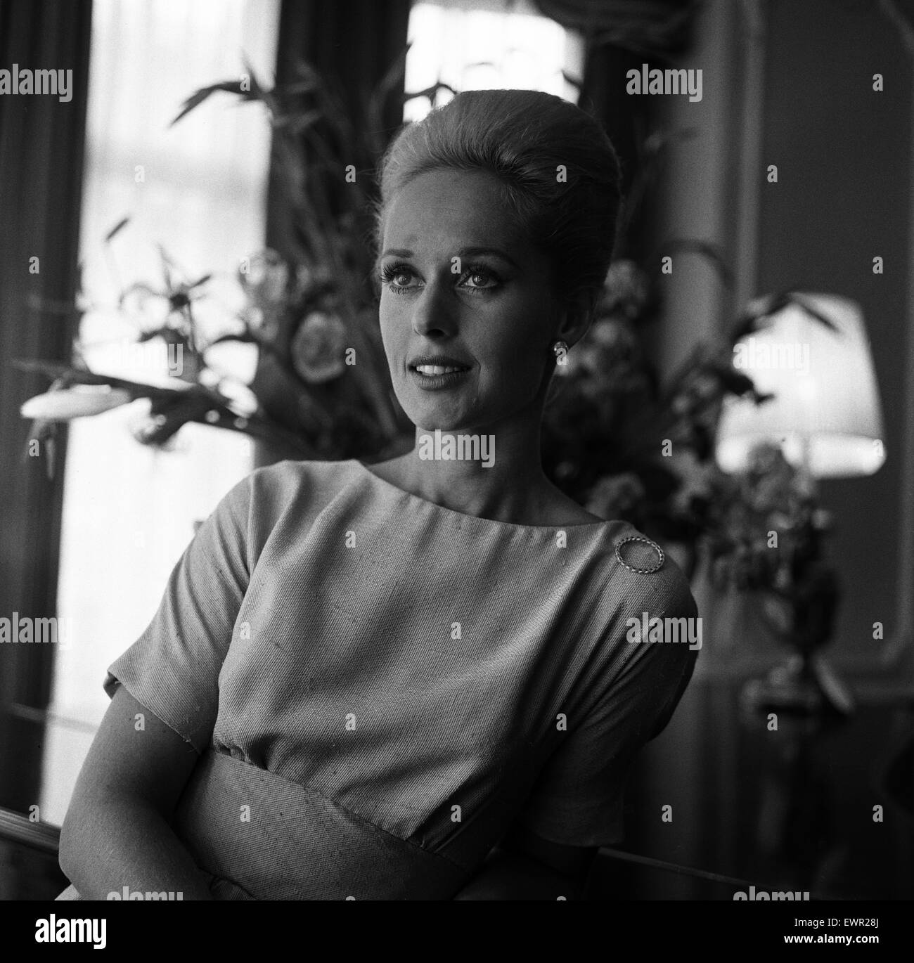 Tippi Hedren at Claridges Hotel. 23rd August 1963 Stock Photo - Alamy