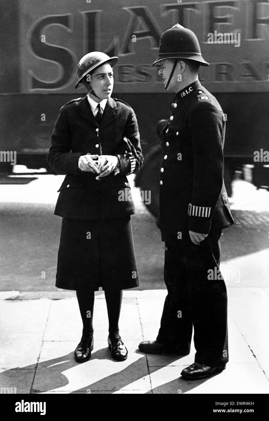 Ww2 london woman hi-res stock photography and images - Alamy
