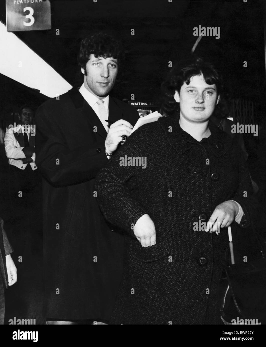 Welsh singing star Tom Jones signs an autograph for a fan at Cardiff ...