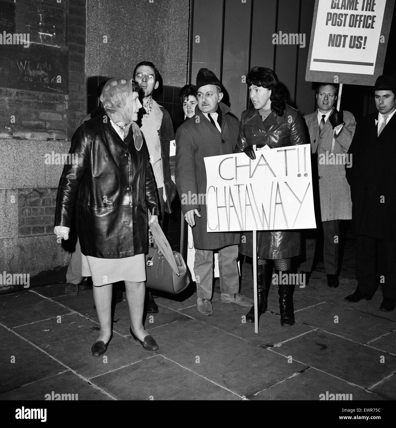 Strike pickets outside the Continental Exchange in Faraday Buildings ...