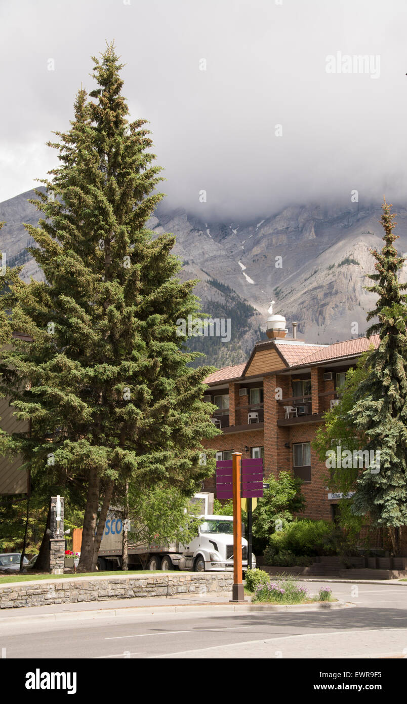 The magnificent Cascade Mountain is an amazing backdrop to the houses ...