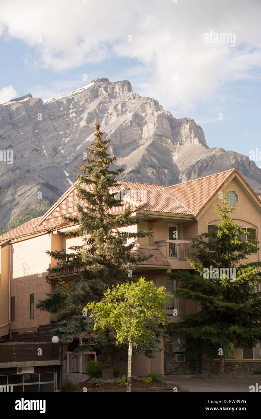The magnificent Cascade Mountain is an amazing backdrop to the houses ...
