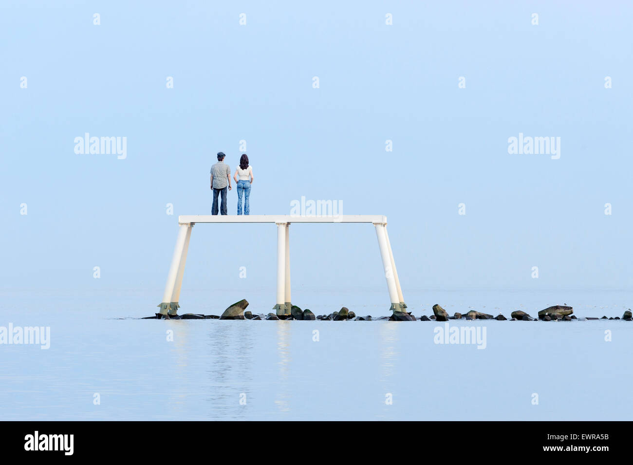 Newbiggin by the sea couple statue hi-res stock photography and images ...