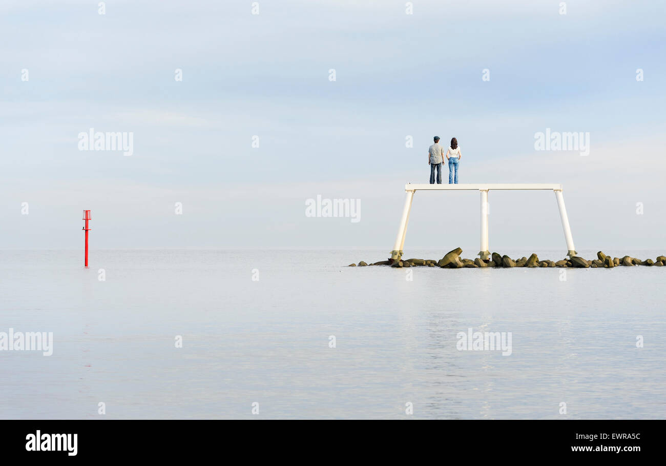 Newbiggin by the sea couple statue hi-res stock photography and images ...