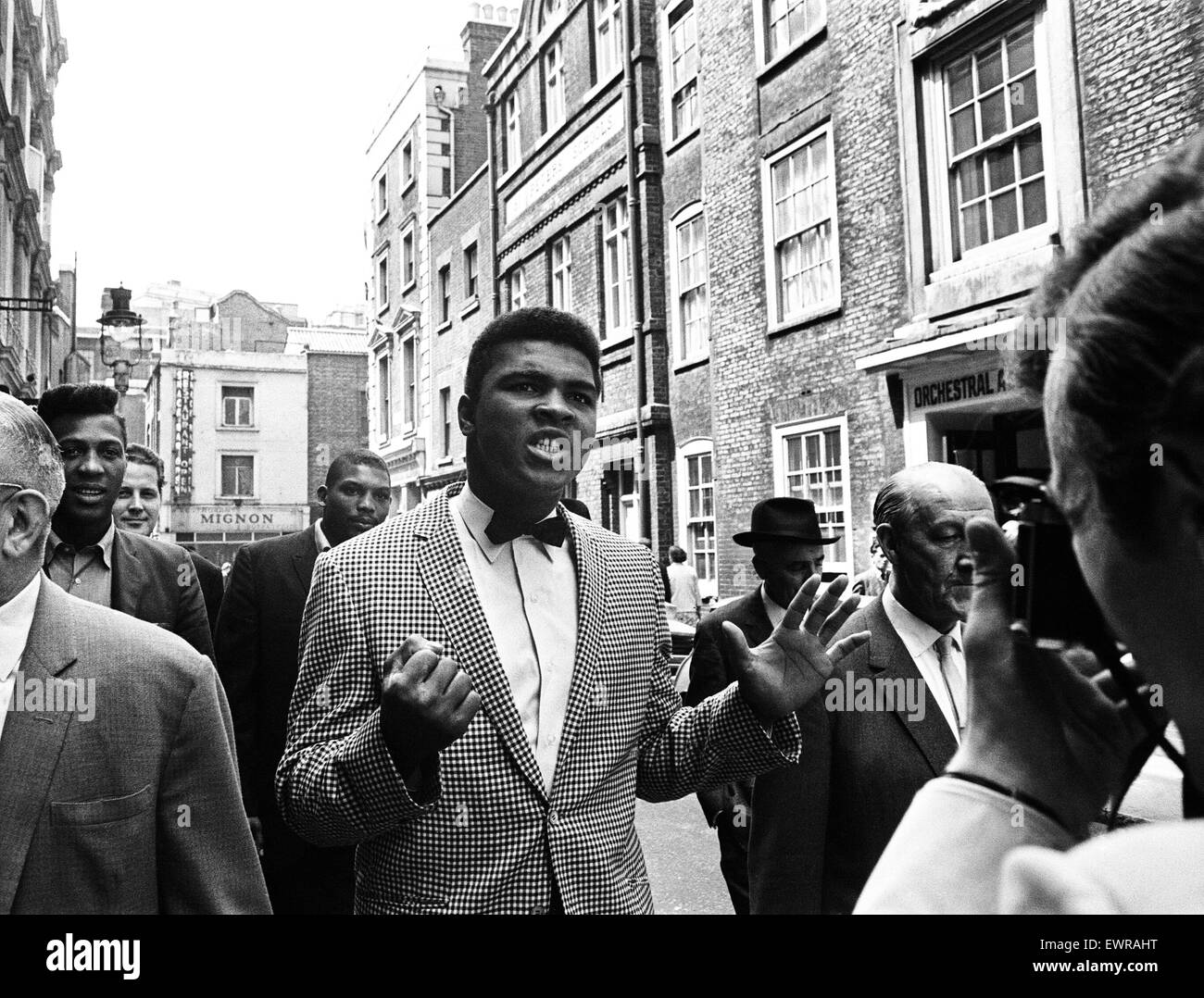 Cassius Clay later to become Muhammad Ali (centre) In town for the ...