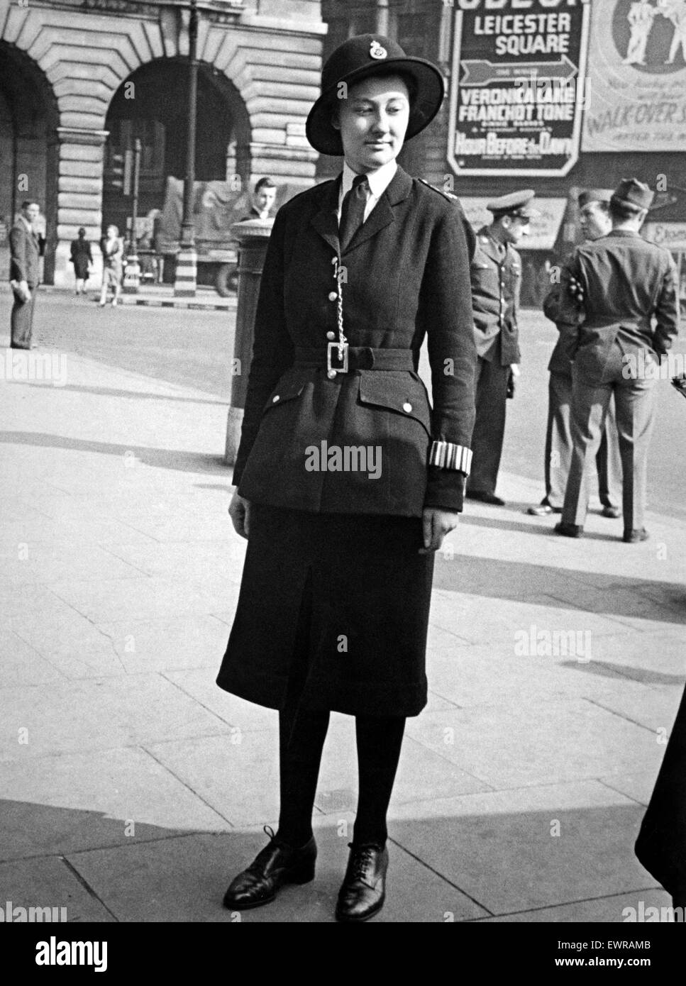 Ww2 london woman hi-res stock photography and images - Alamy