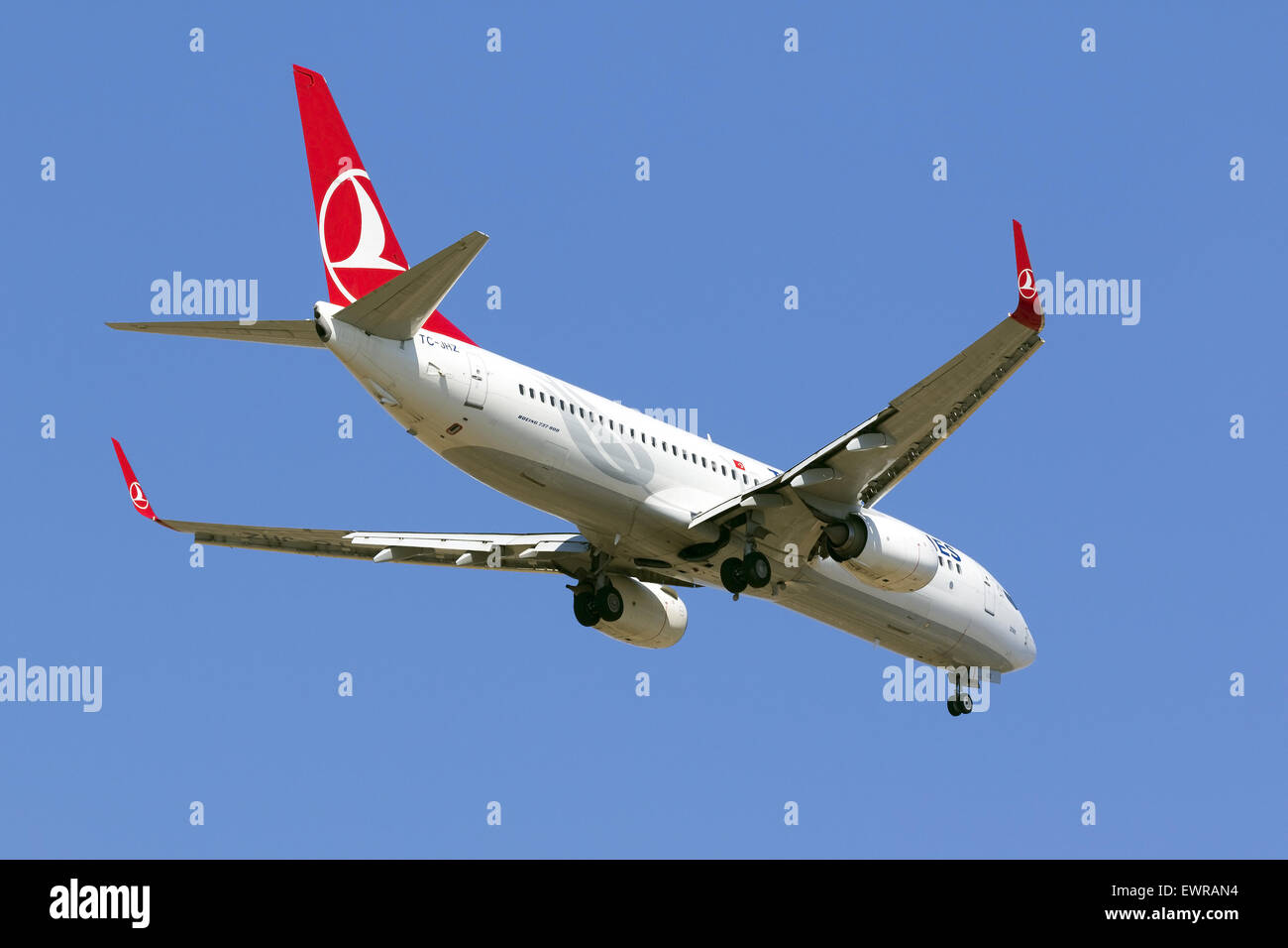 Turkish Airlines Boeing 737-800 on final approach runway 31 Stock Photo ...