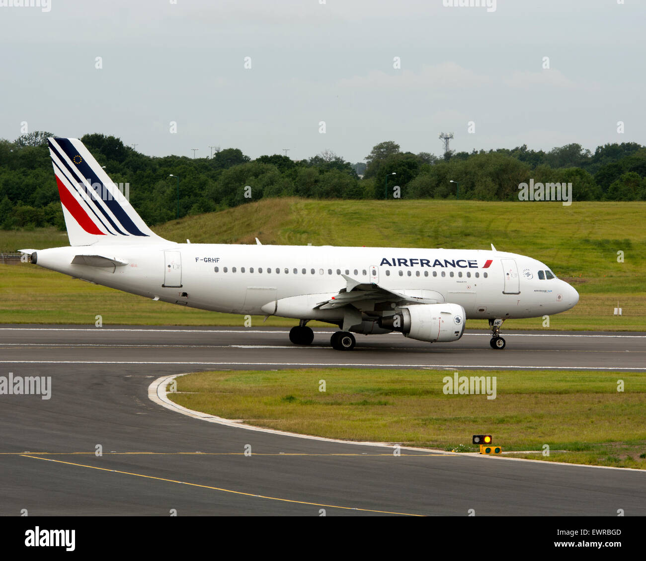Airbus a319 birmingham airport plane hi-res stock photography and ...