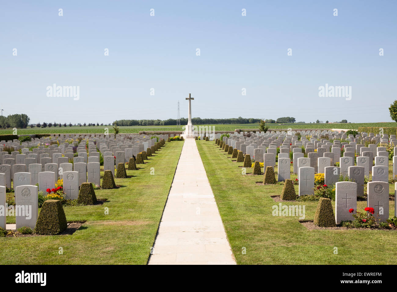 The Cross of Sacrifice and graves in Divisional Collecting Post CWGC ...