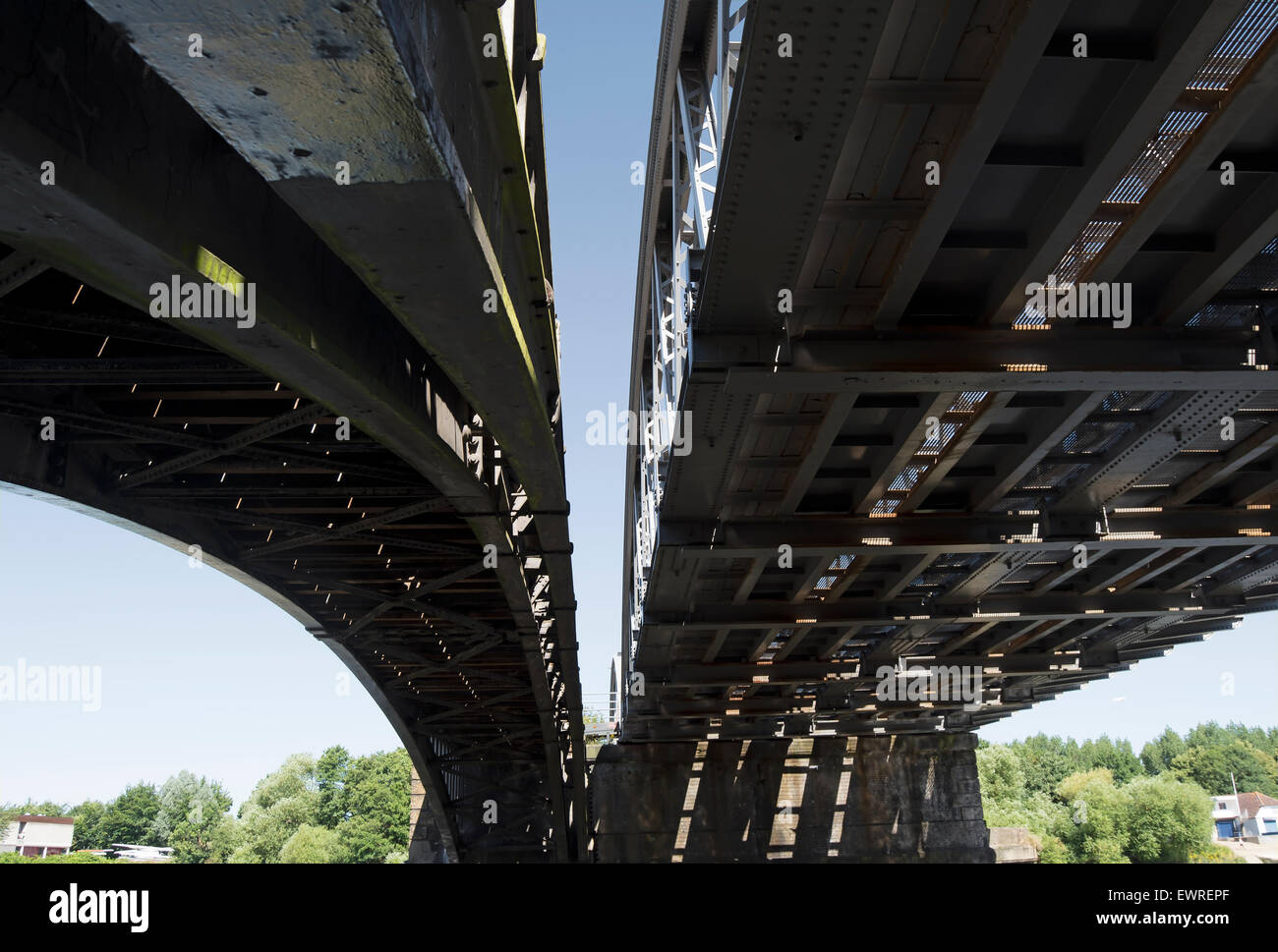 barnes bridge, a rail bridge crossing the river thames to link barnes ...