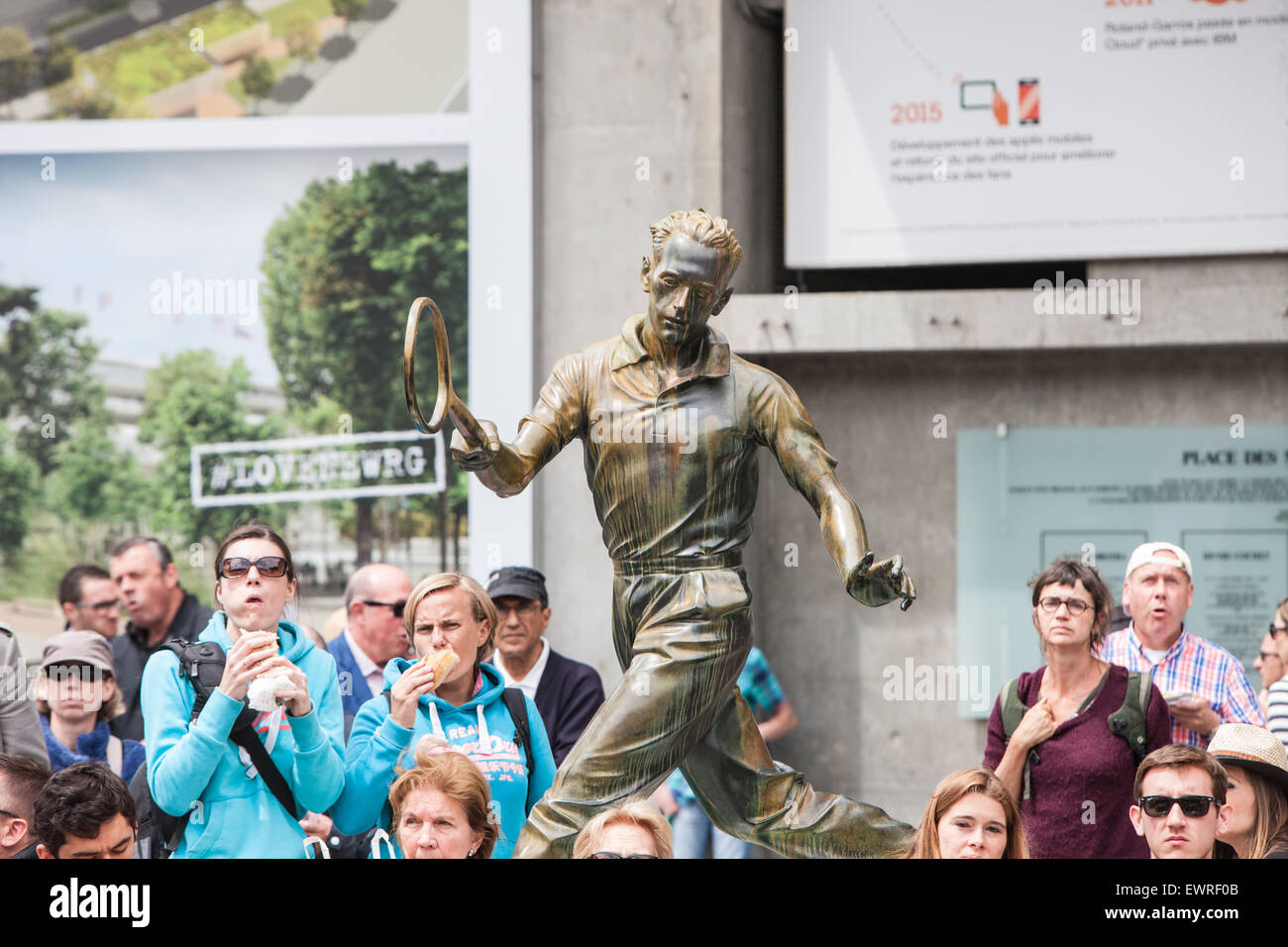Huge tv screen paris hi-res stock photography and images - Alamy