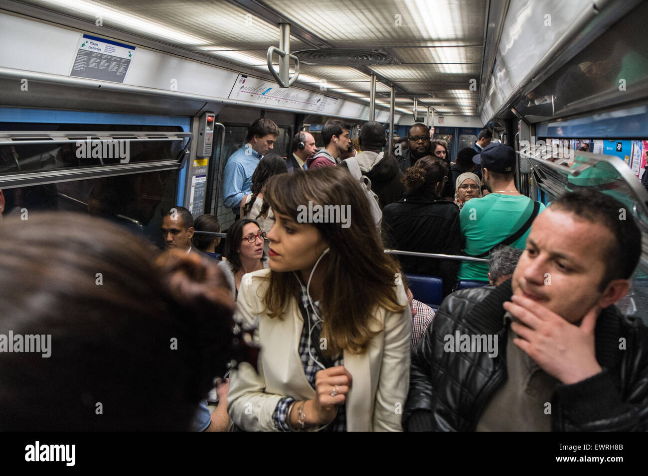 Inside paris metro platform hi-res stock photography and images - Alamy