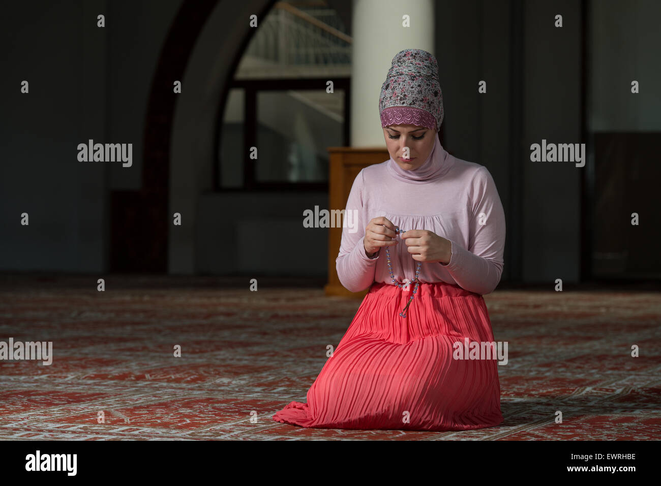 Muslim woman praying hi-res stock photography and images - Alamy