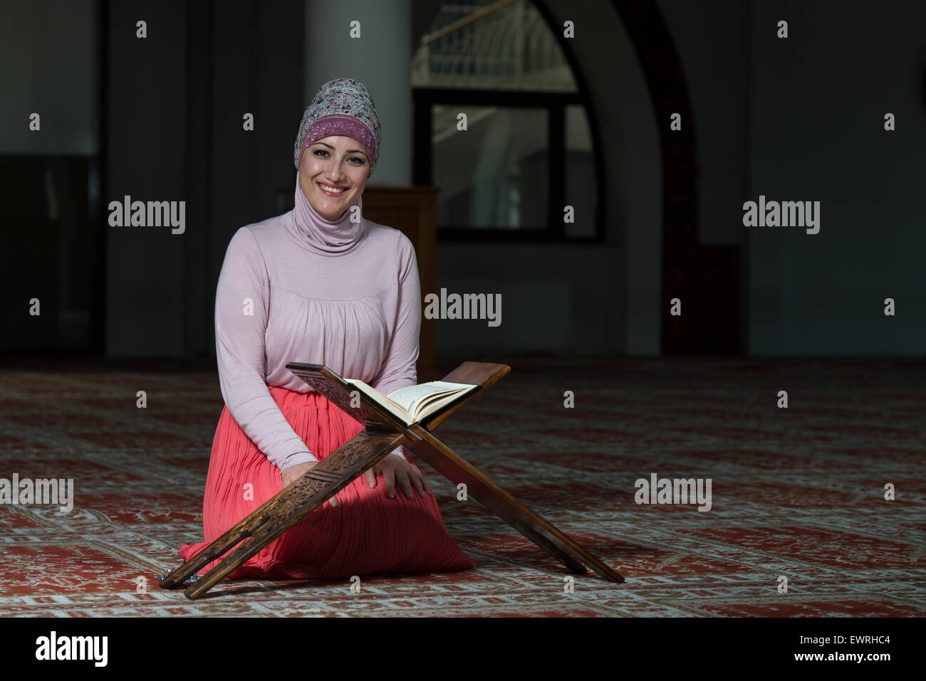 Women reading holy quran hi-res stock photography and images - Alamy