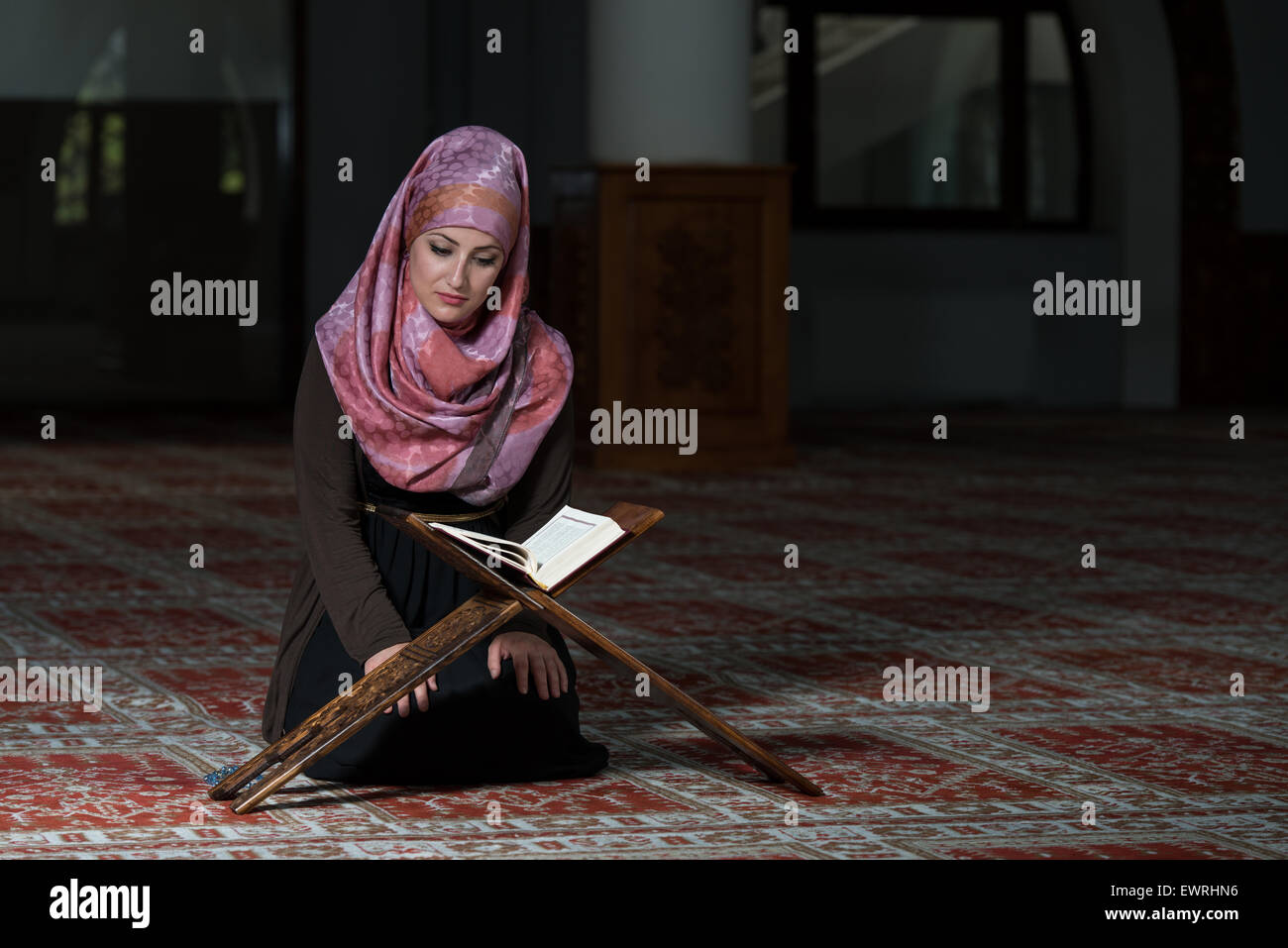 Middle east women eid hi-res stock photography and images - Alamy