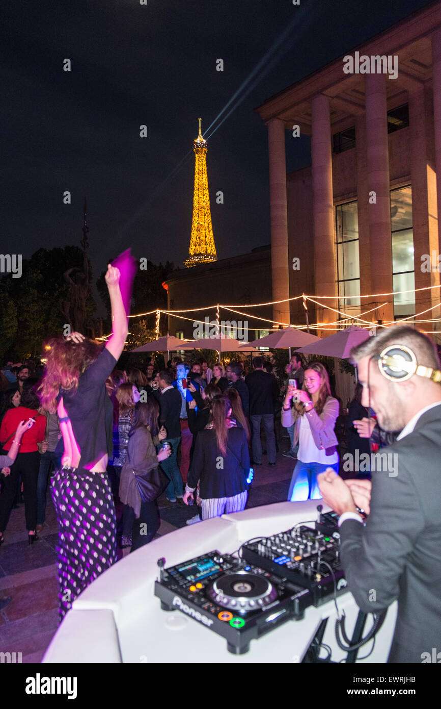 Exhibition opening night party hi-res stock photography and images - Alamy