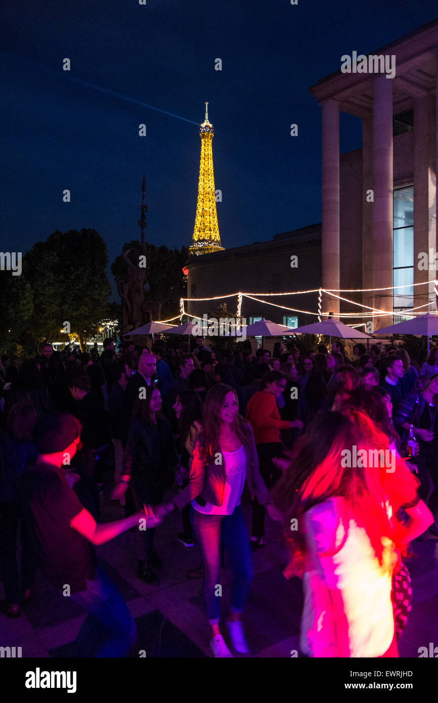 Paris dancing outdoors hi-res stock photography and images - Alamy