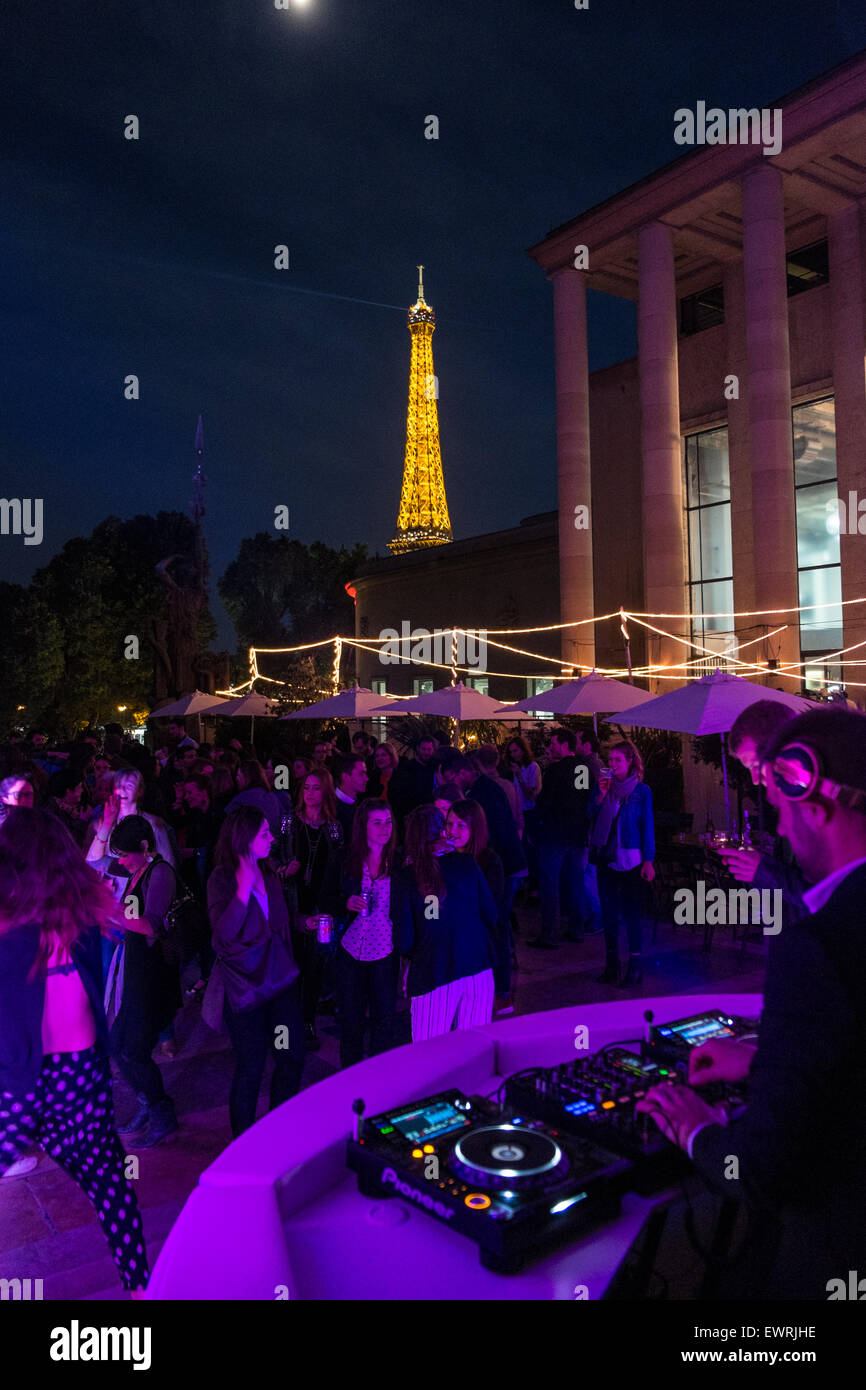 Paris dancing outdoors hi-res stock photography and images - Alamy