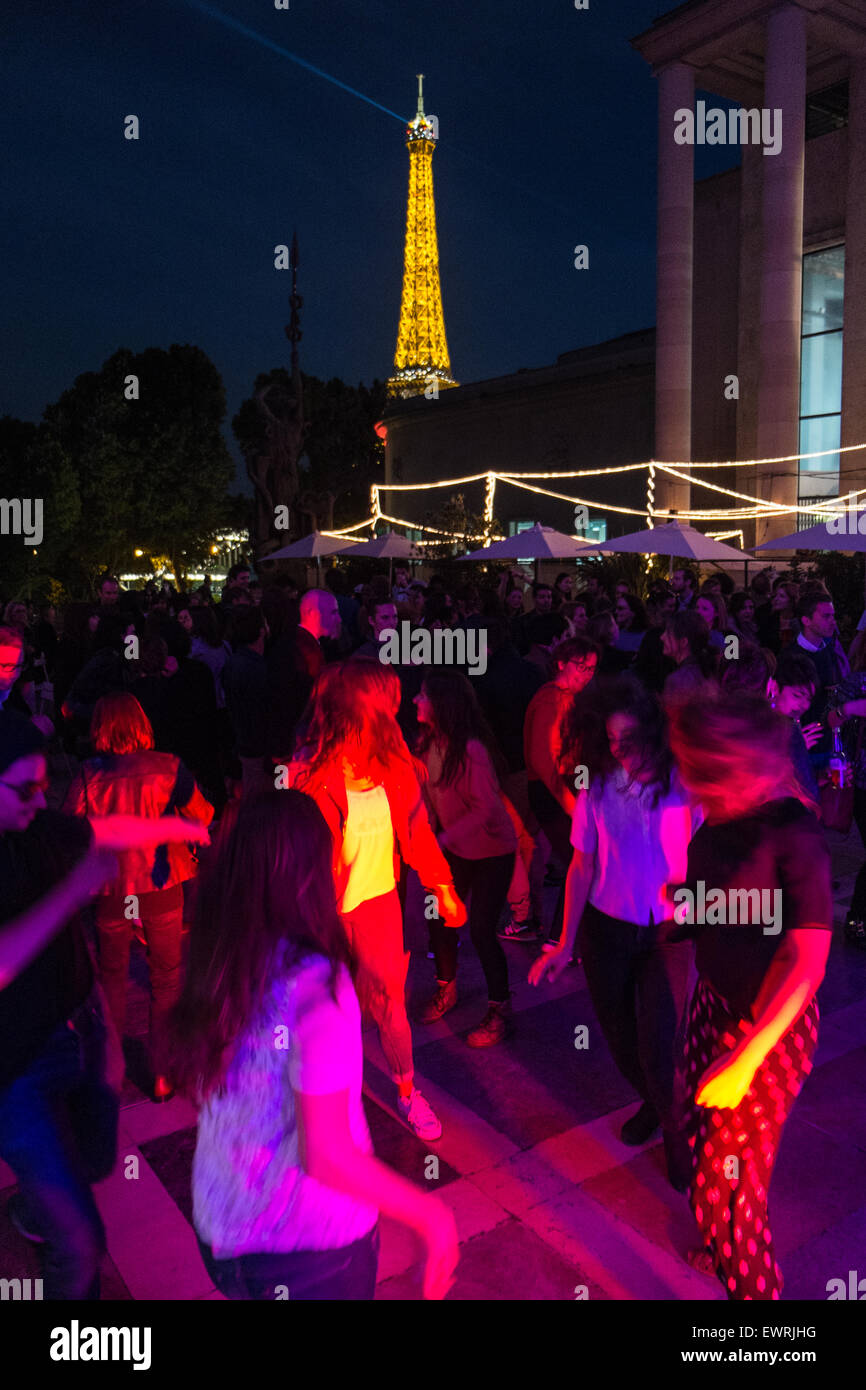 Exhibition opening night party hi-res stock photography and images - Alamy