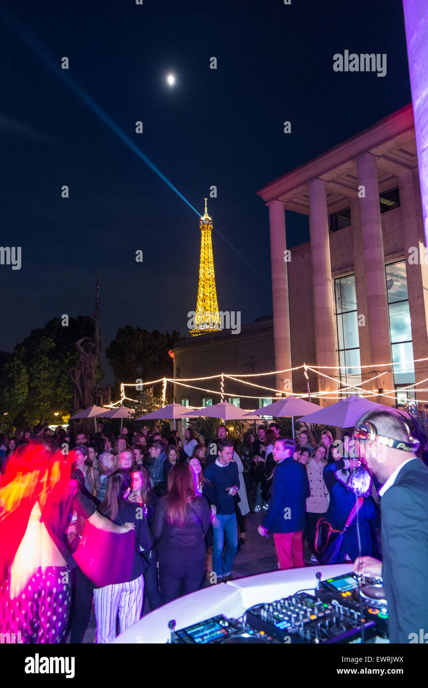Paris dancing outdoors hi-res stock photography and images - Alamy