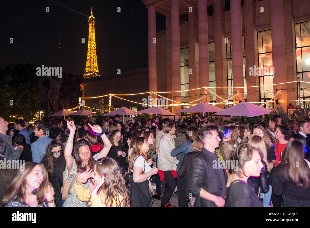 Exhibition opening night party hi-res stock photography and images - Alamy